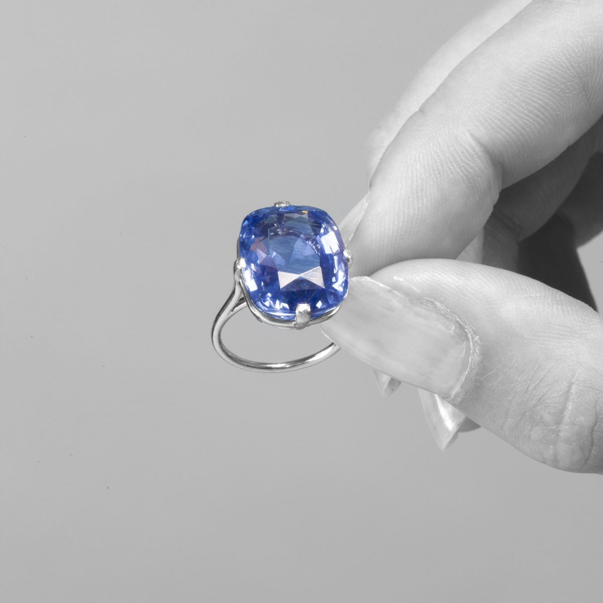 Cartier sapphire solitaire | Marjan Sterk Fine Art Jewellery | Amsterdam